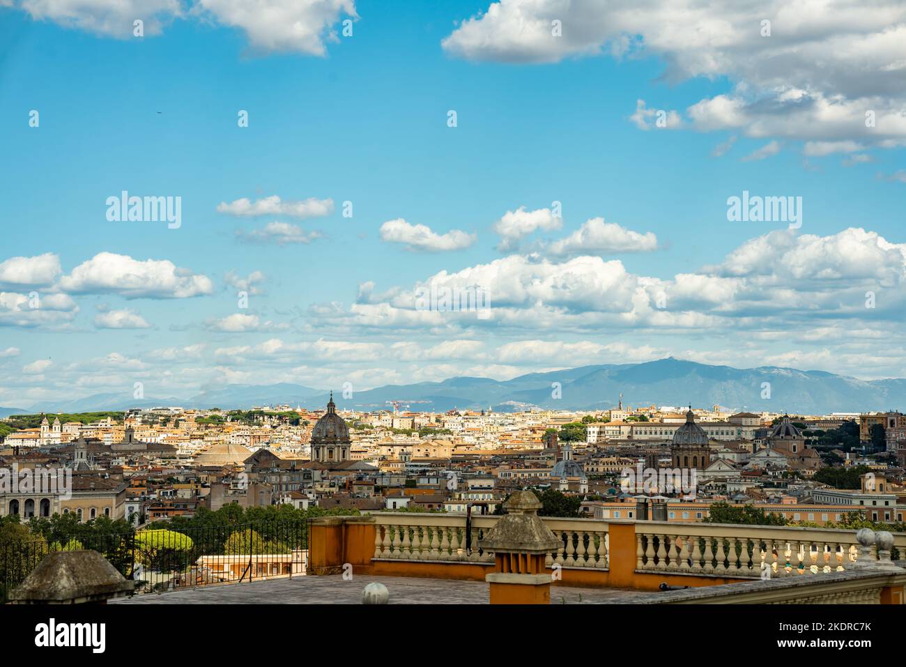 Blick auf Rom von der Terrasse des Belvedere del Gianicolo. Der ...