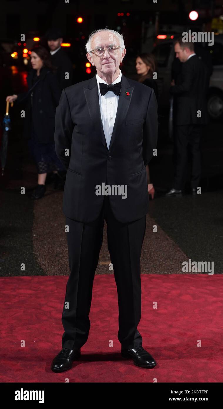 Jonathan Pryce kommt zur Weltpremiere der Crown-Serie fünf im Theatre ...