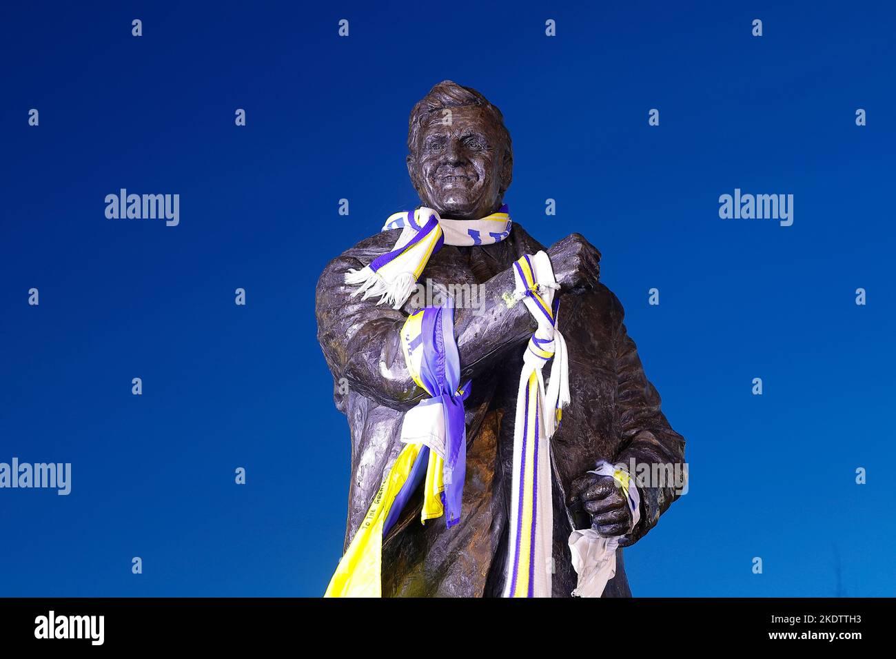 Statue der ehemaligen Leeds United Legende „Don Revie“ vor dem Leeds ...