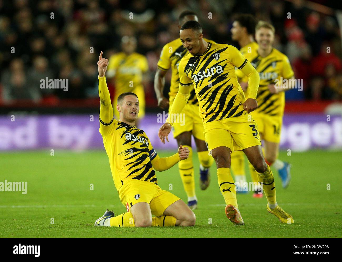 Ben Wiles von Rotherham United (links) feiert mit Cohen Bramall ...