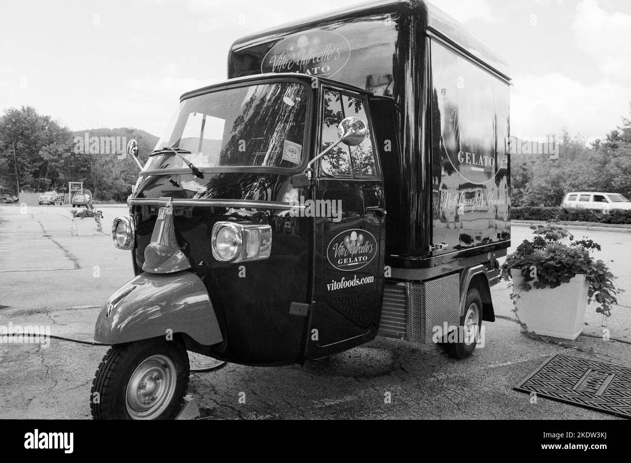 Eine Verkäuferkarte mit einem Schild mit der Aufschrift Vito Marcello ...