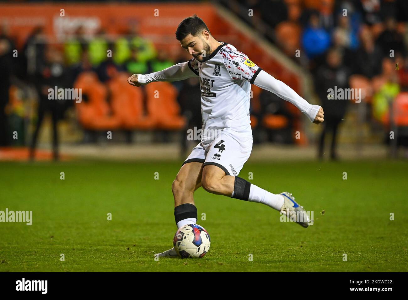 Alex Mowatt #4 von Middlesbrough schießt während des Sky Bet ...