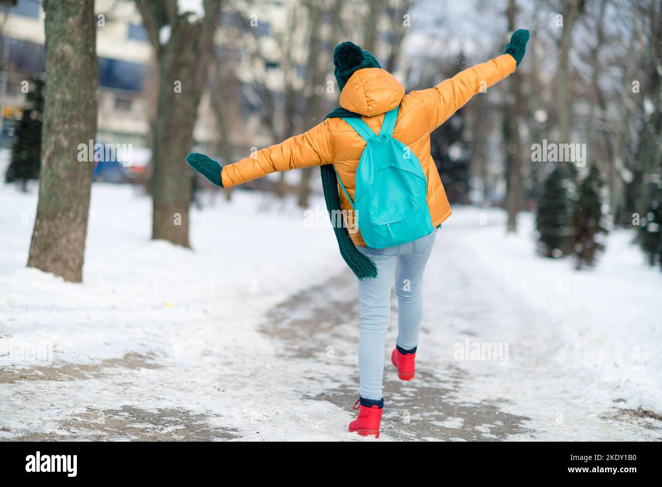 Preteen girl back view -Fotos und -Bildmaterial in hoher Auflösung – Alamy