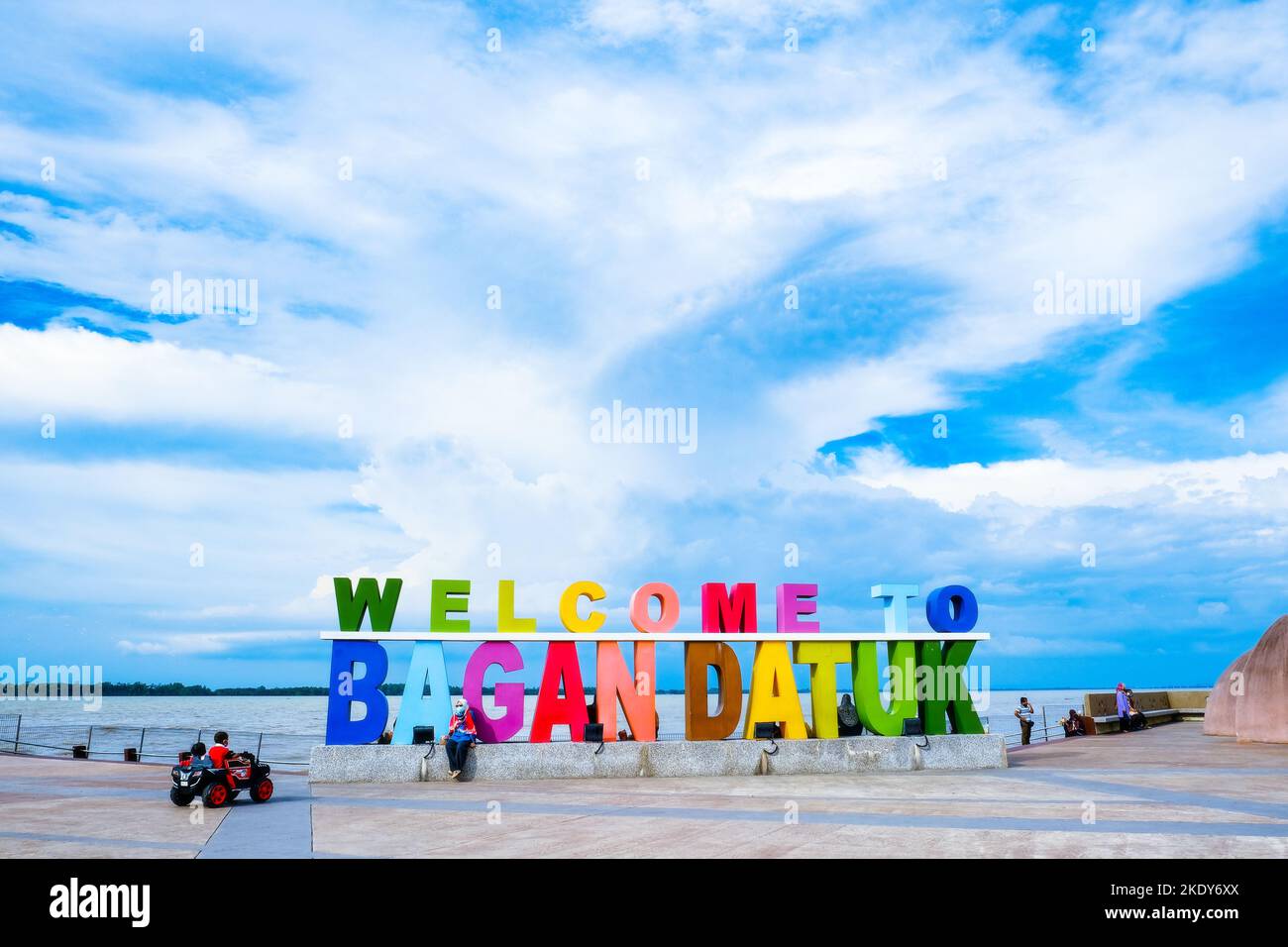 Das farbenfrohe WILLKOMMENSSCHILD IN BAGAN DATUK an einem Strand in ...