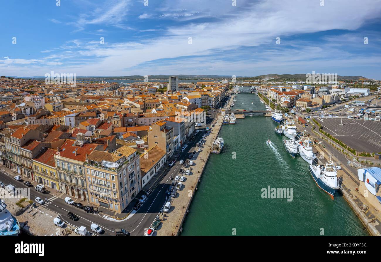 Die Drohne Luftaufnahme des königlichen Kanals in Sète, in der ...