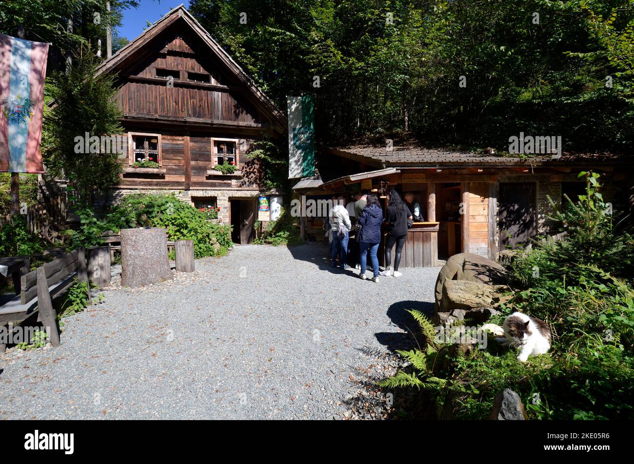 Wies, Österreich - 23. September 2022: Nicht identifizierte Touristen ...