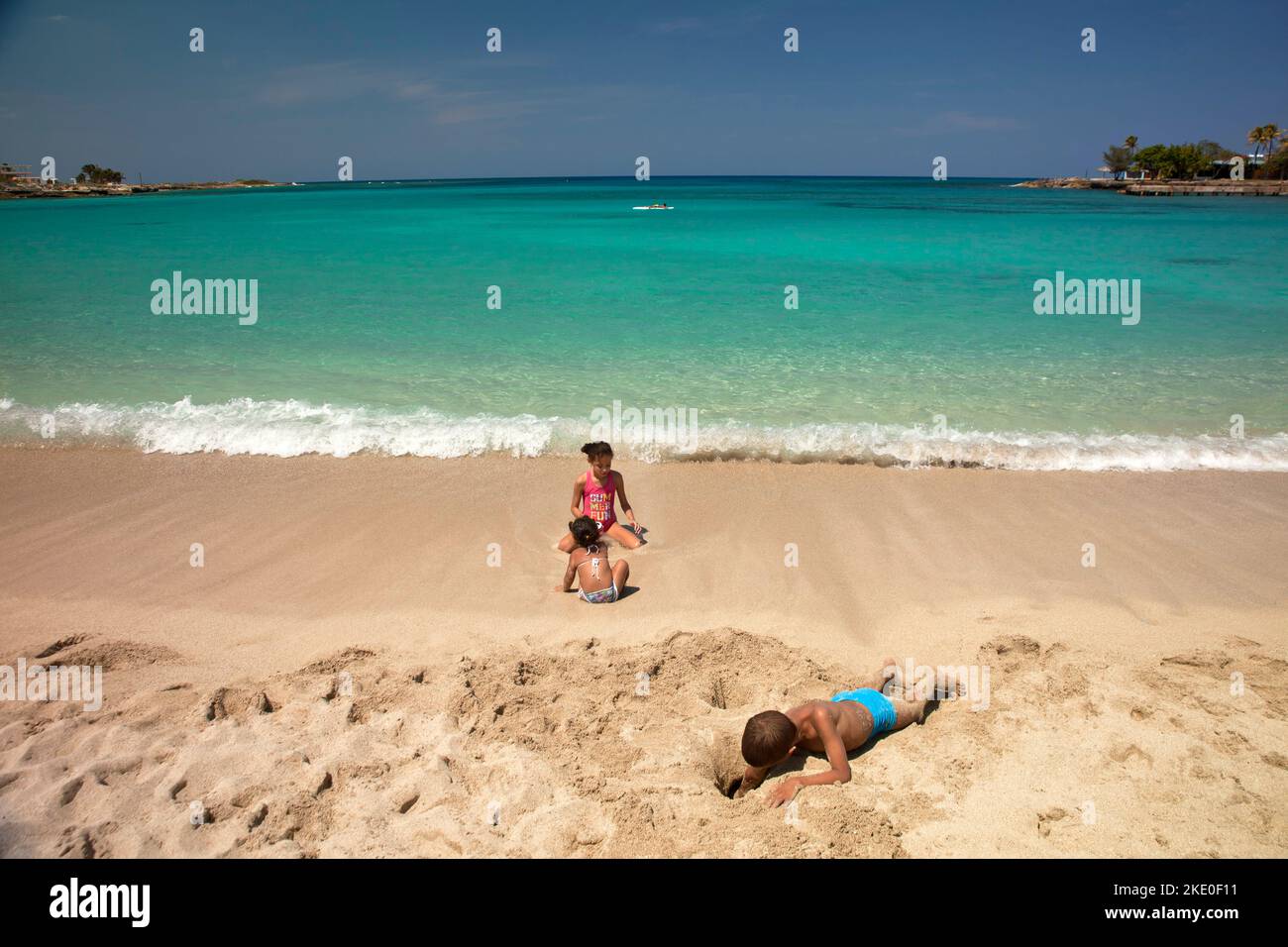 Cuba beach kinder -Fotos und -Bildmaterial in hoher Auflösung – Alamy