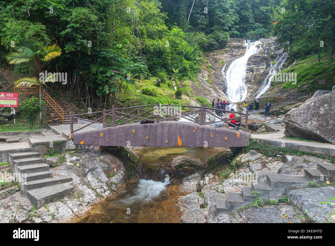 Betonwanderbrücke über die Felsbrocken und den Bach mit Menschen, die ...