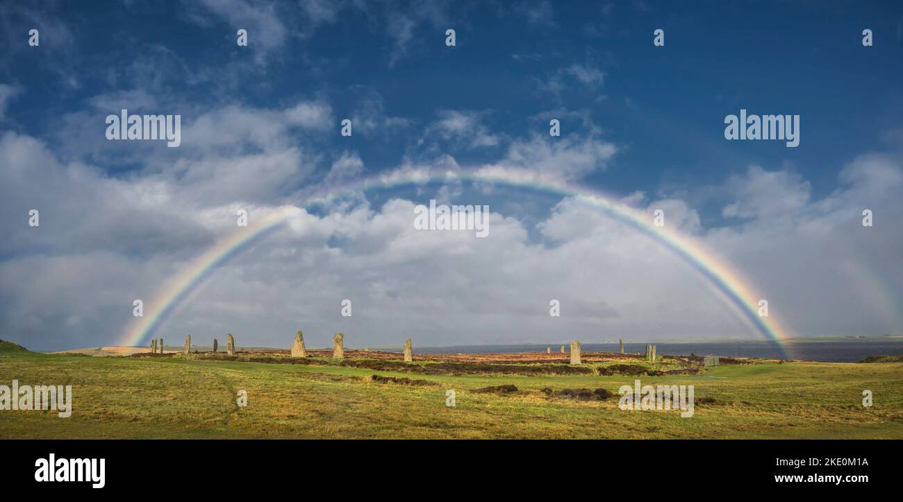 Das Bild zeigt die 5000 Jahre alten, neolithisch stehenden Steine, die ...