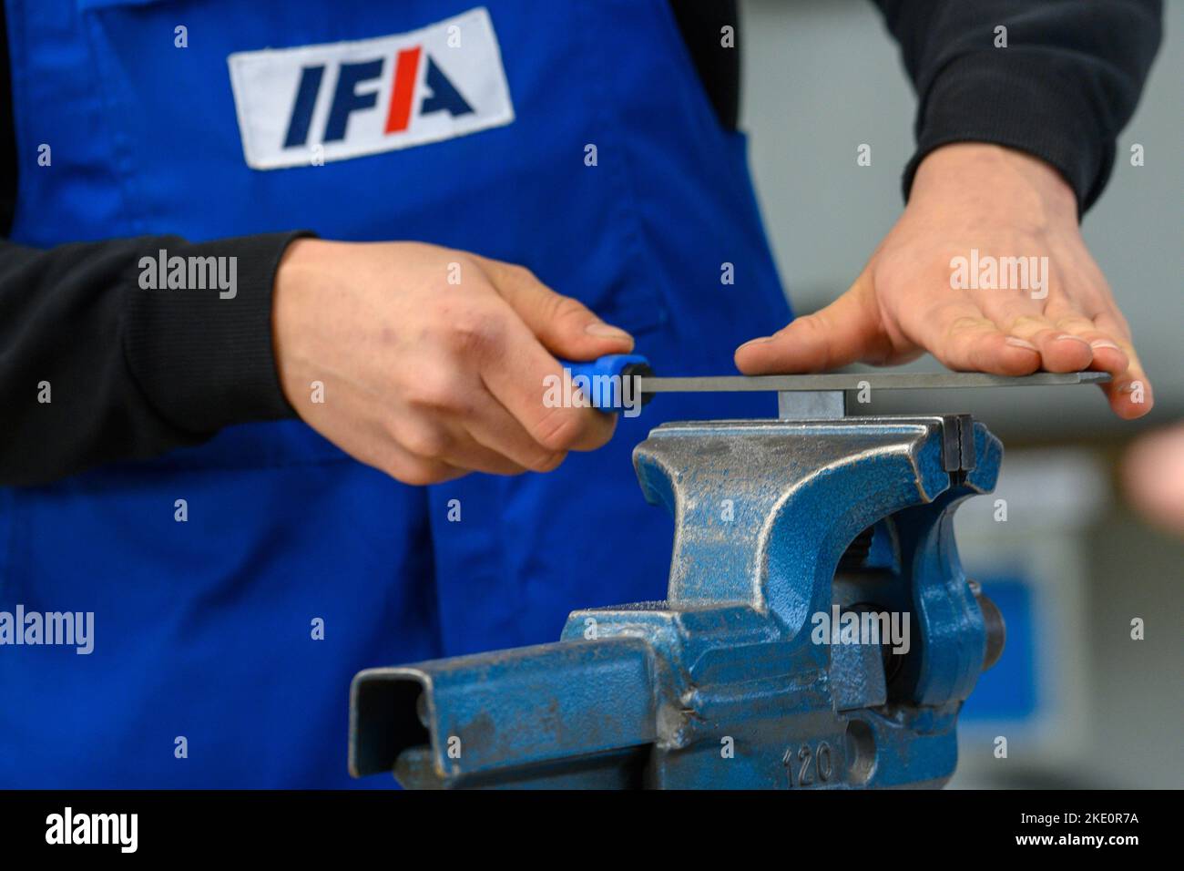Haldensleben, Deutschland. 09.. November 2022. Ein IFA-Trainee reicht ...