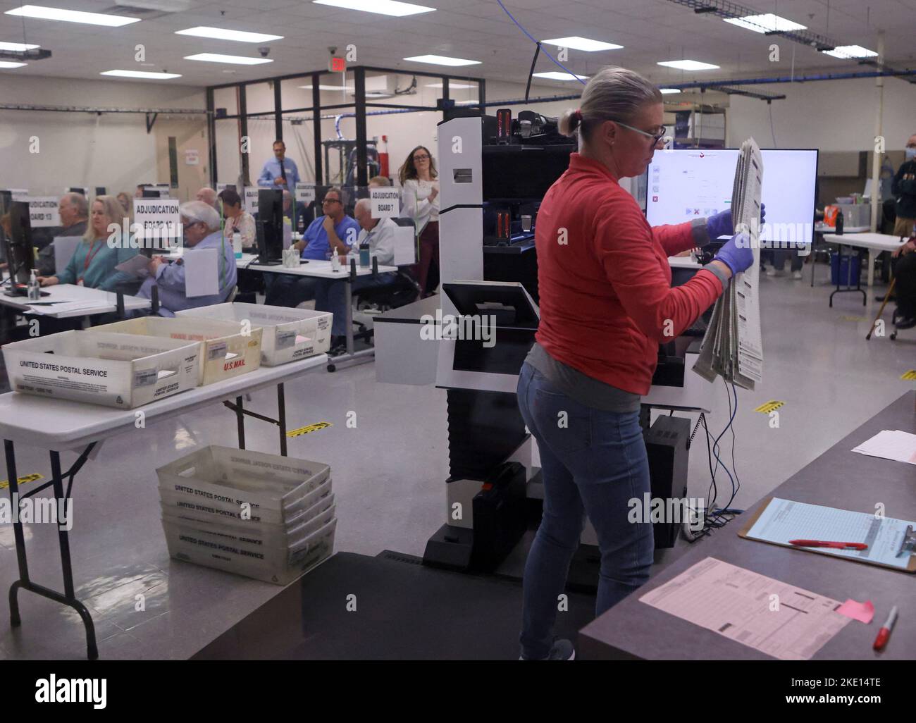 Die Stimmzettel für die Zwischenwahlen in den USA werden mit einer ...