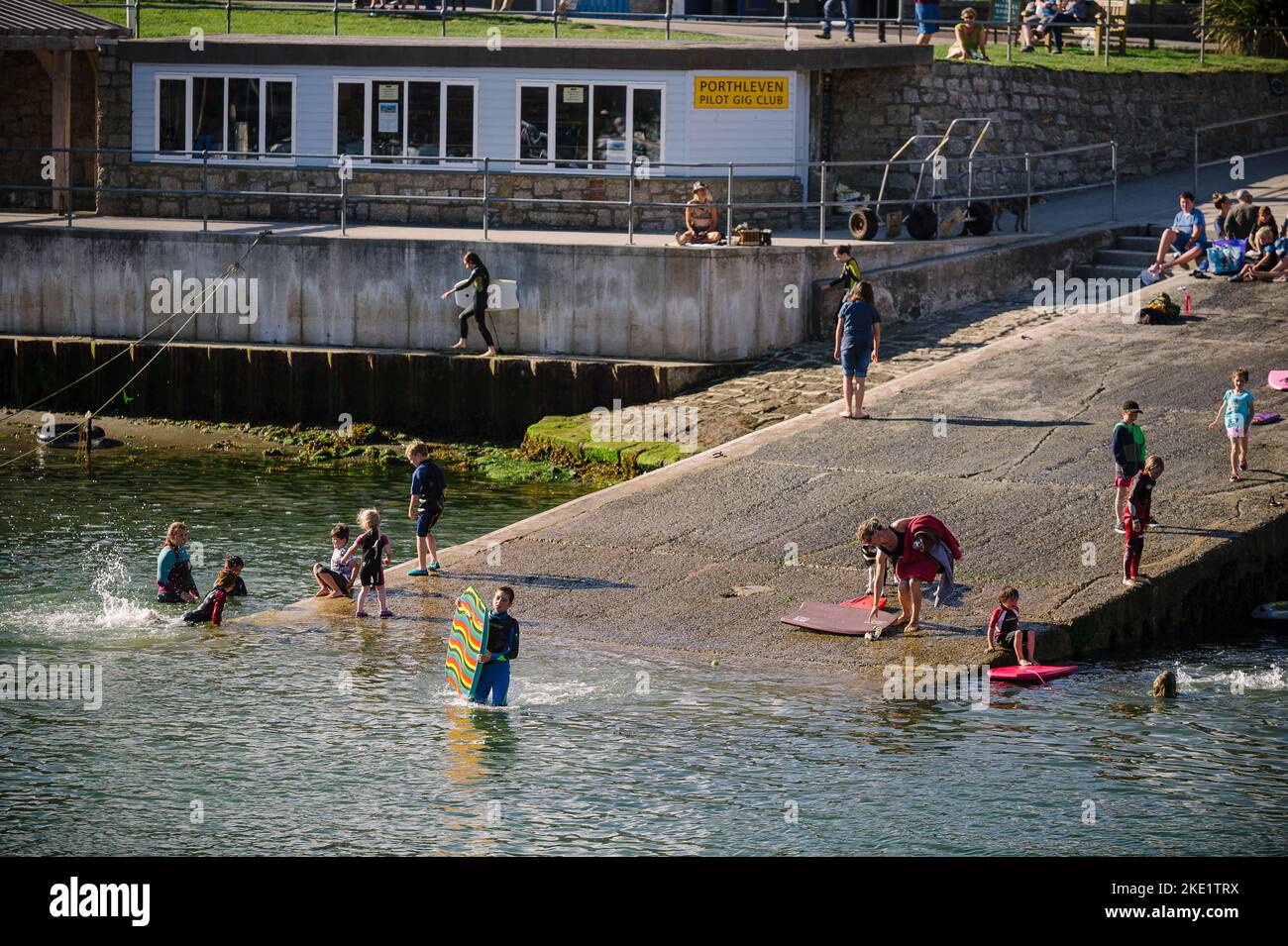 Bild von Jim Wileman - Darstellung von Familien, die in Porthleven ...
