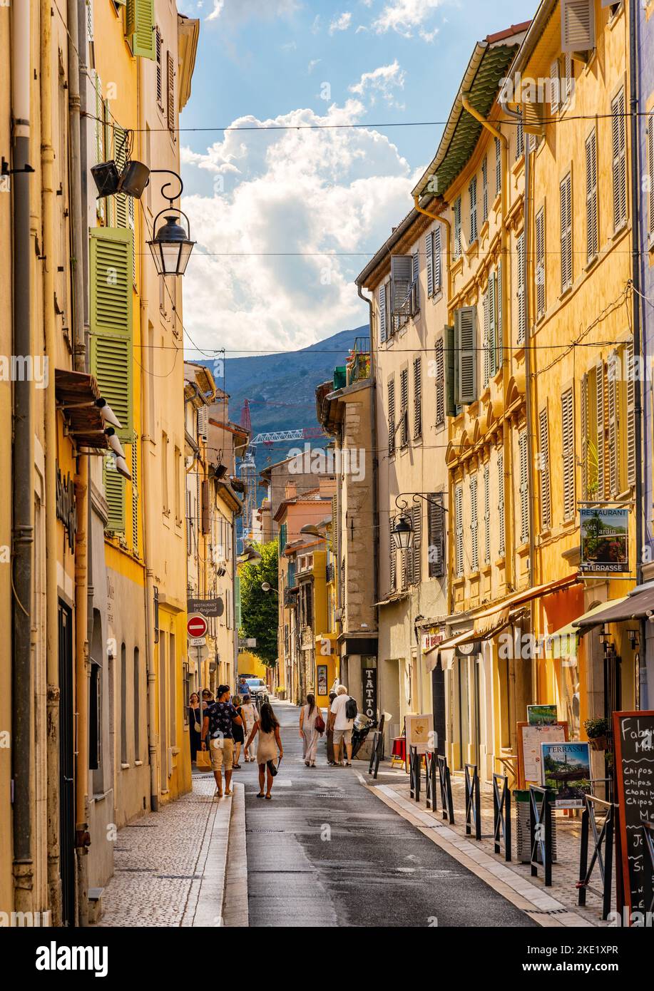 Vence, Frankreich - 6. August 2022: Enge Gassen und bunte historische ...