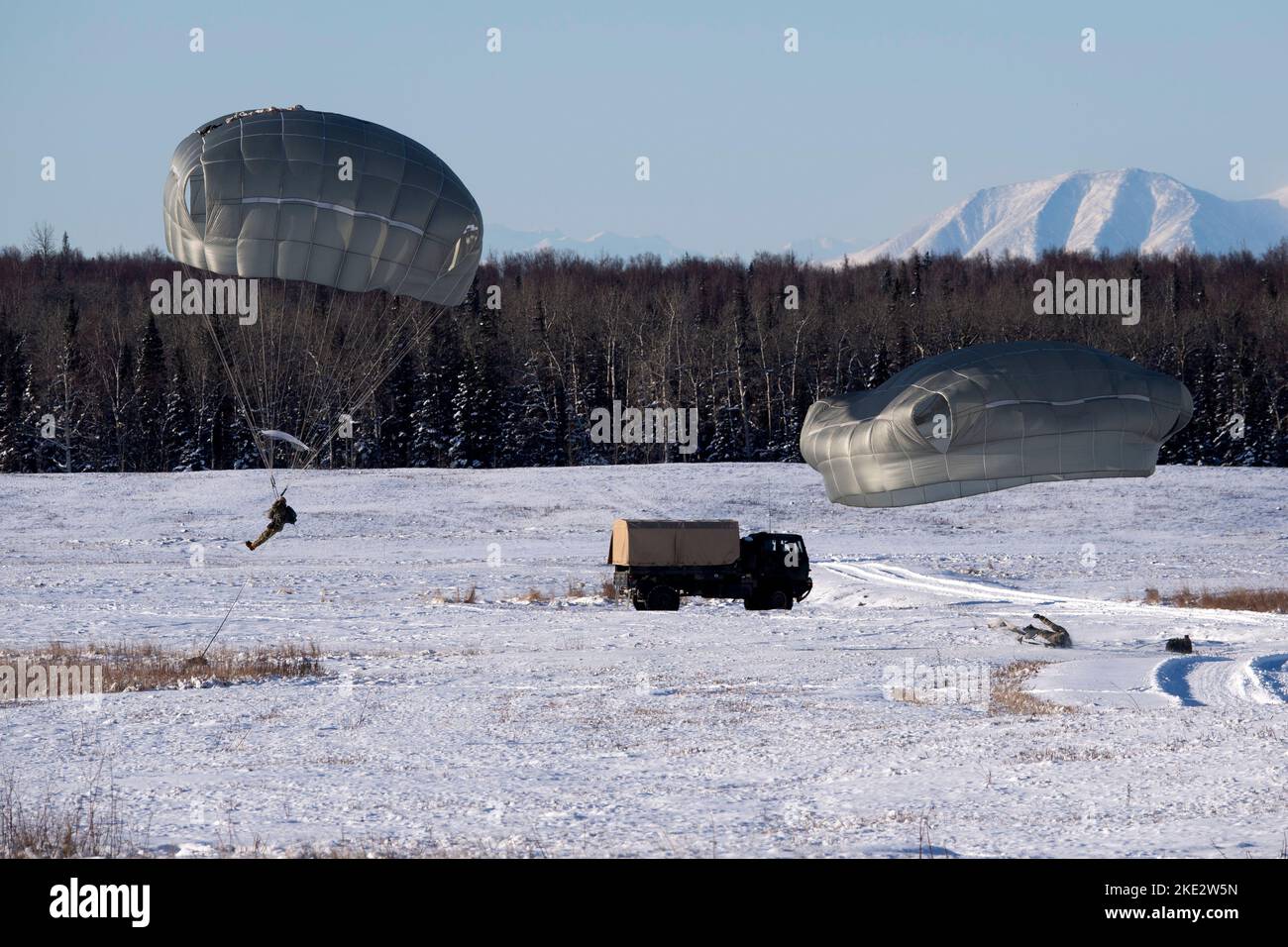 Fallschirmjäger der US-Armee, die dem Bataillon 2., dem Parachute Field ...