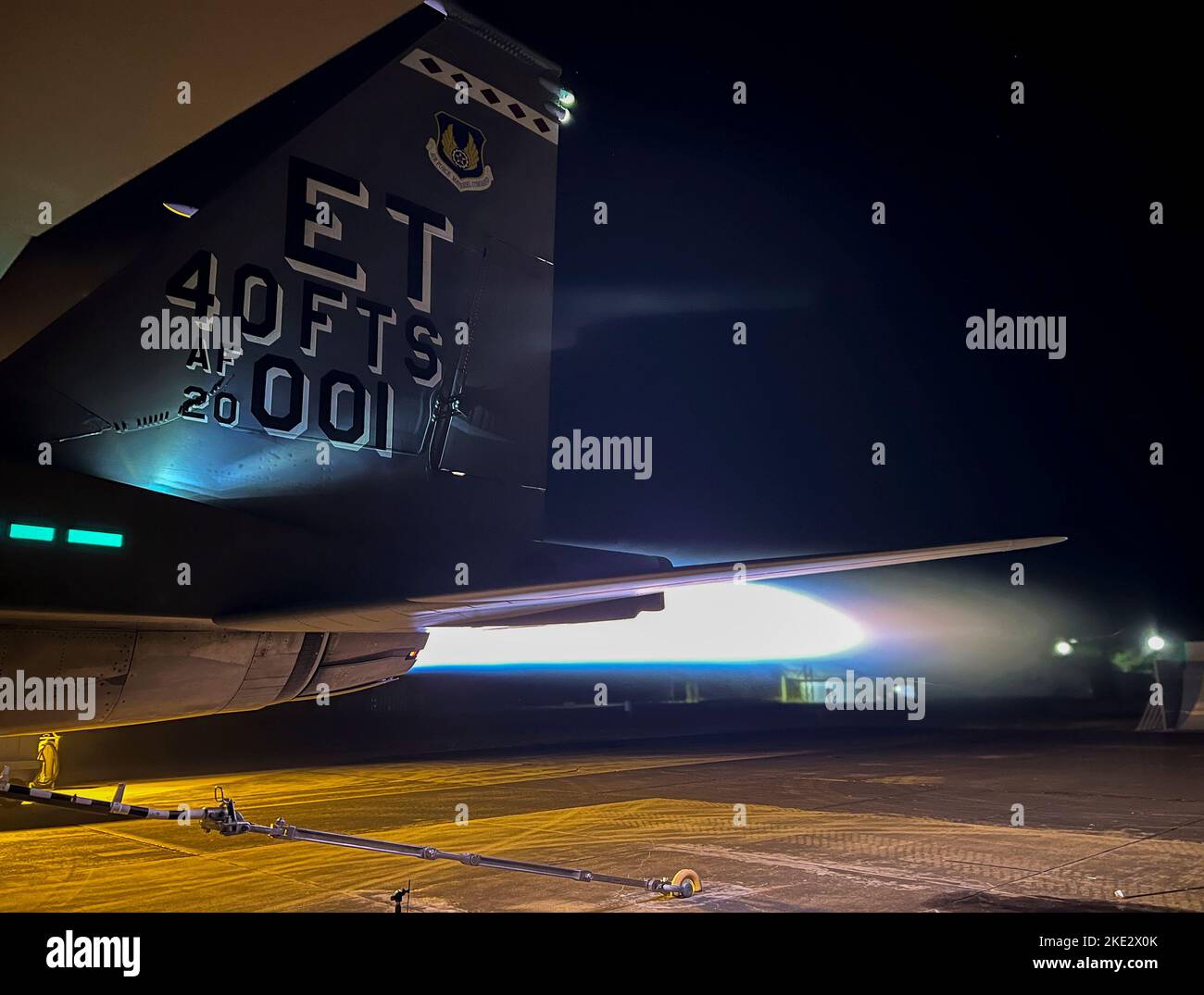 Die Nachbrenner des F-15EX Eagle II leuchten in der Nacht während eines ...