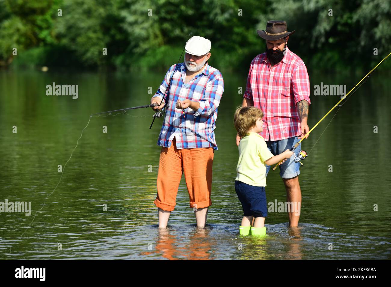Angler. Fliegenfischen nach Forellen. Vater lehrt Sohn, wie man Fliegenfischen im Fluss ...