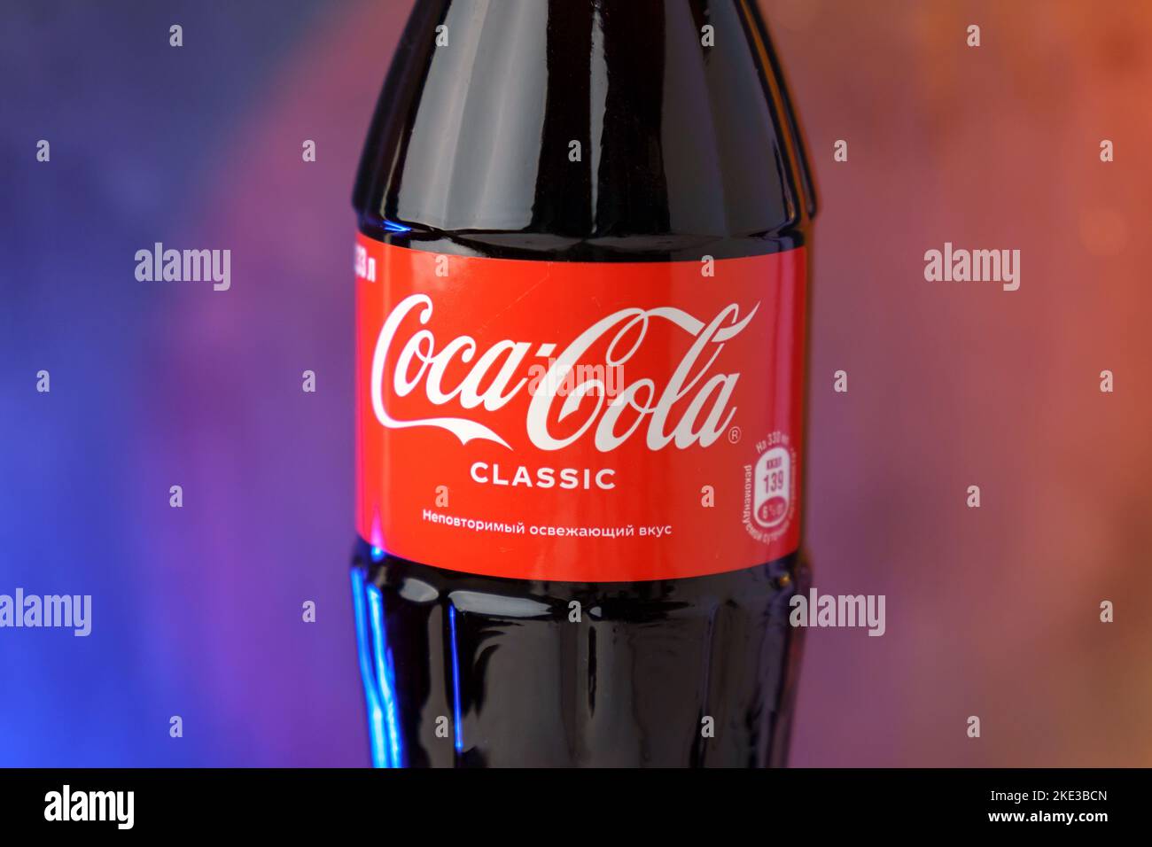 Tjumen, Russland-02. November 2022: Coca Cola-Getränke werden ...