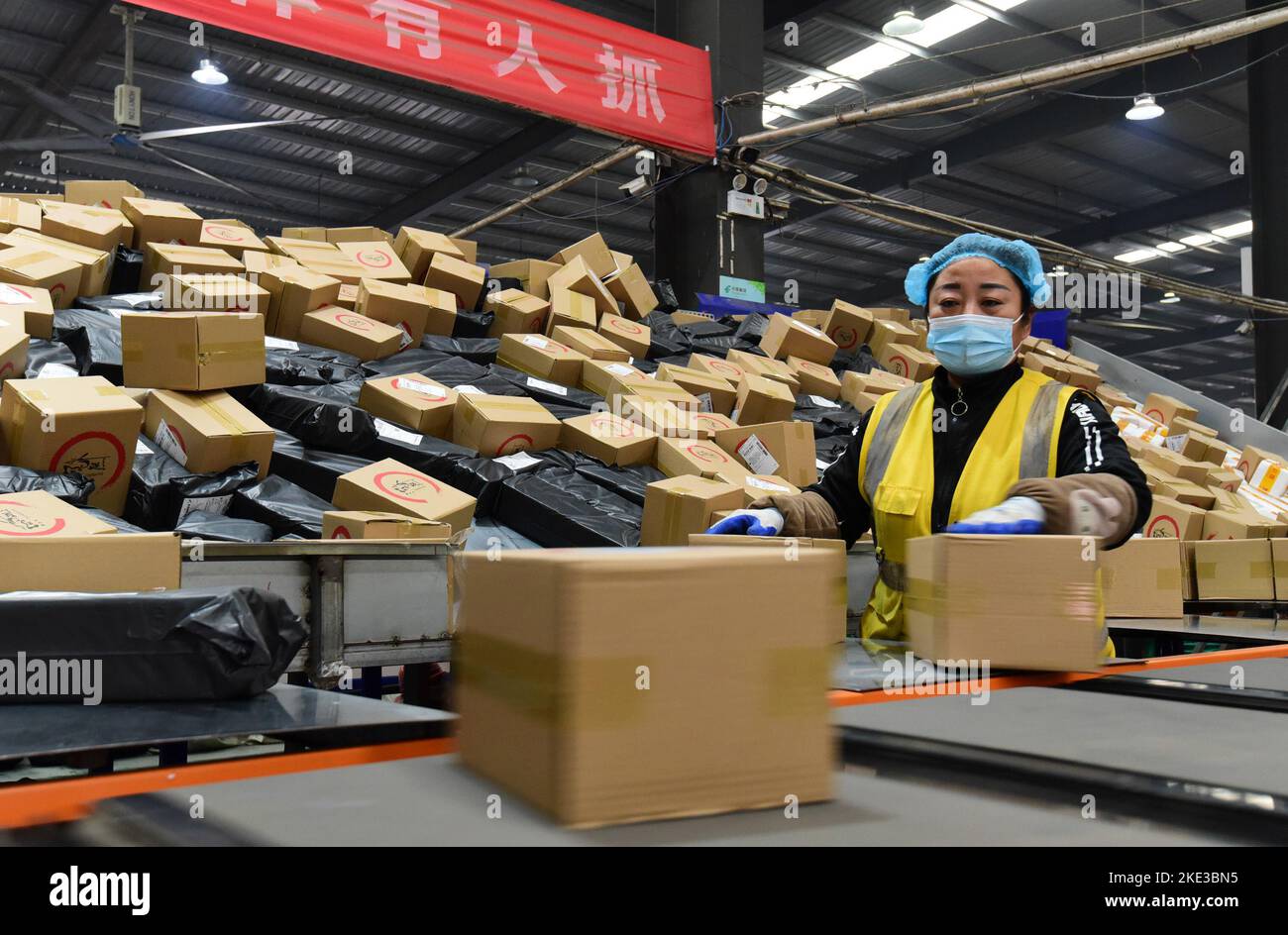 HANDAN, CHINA - 10. NOVEMBER 2022 - Mitarbeiter arbeiten im Network ...