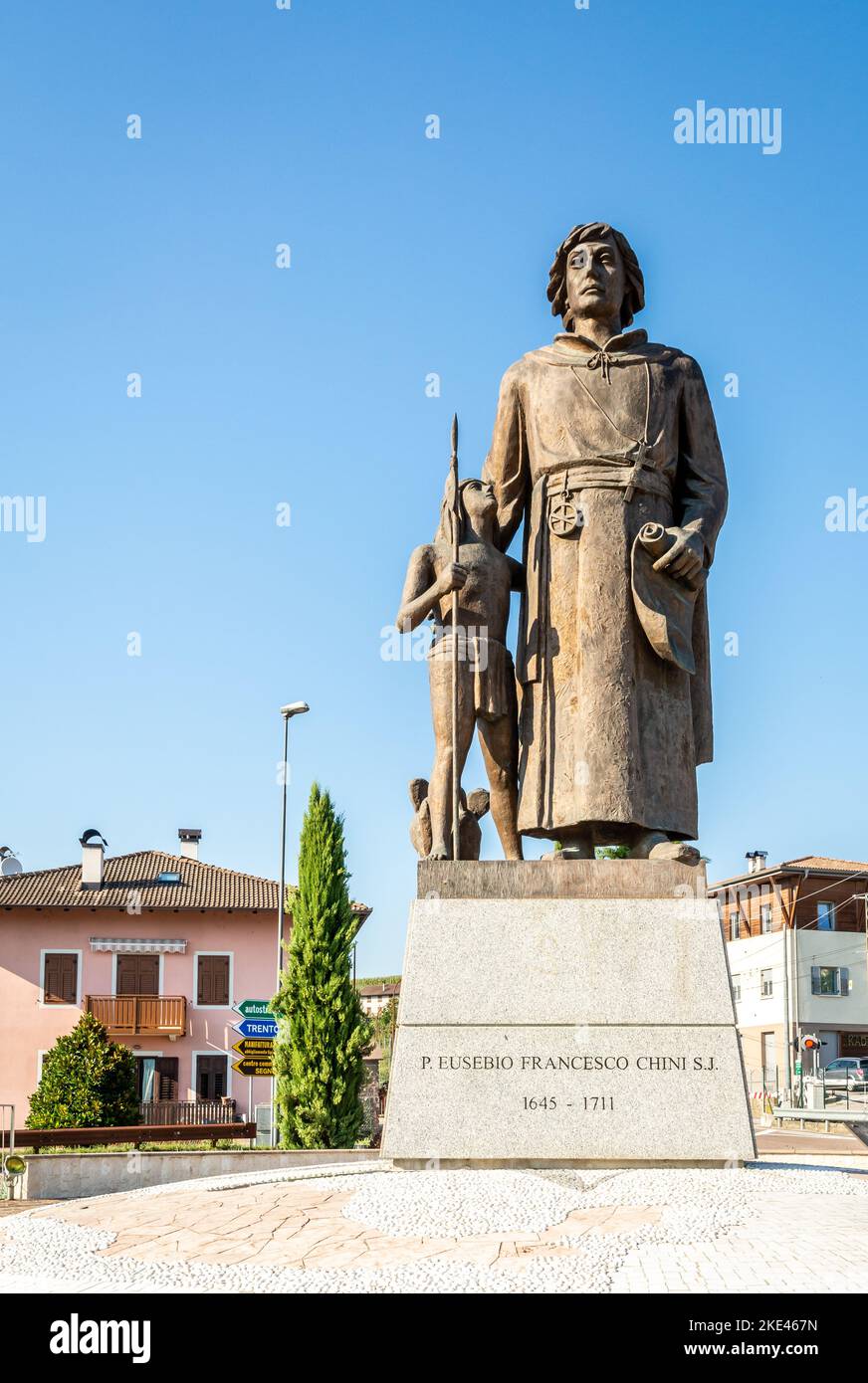 Bronzestatue von eusebio chini -Fotos und -Bildmaterial in hoher ...