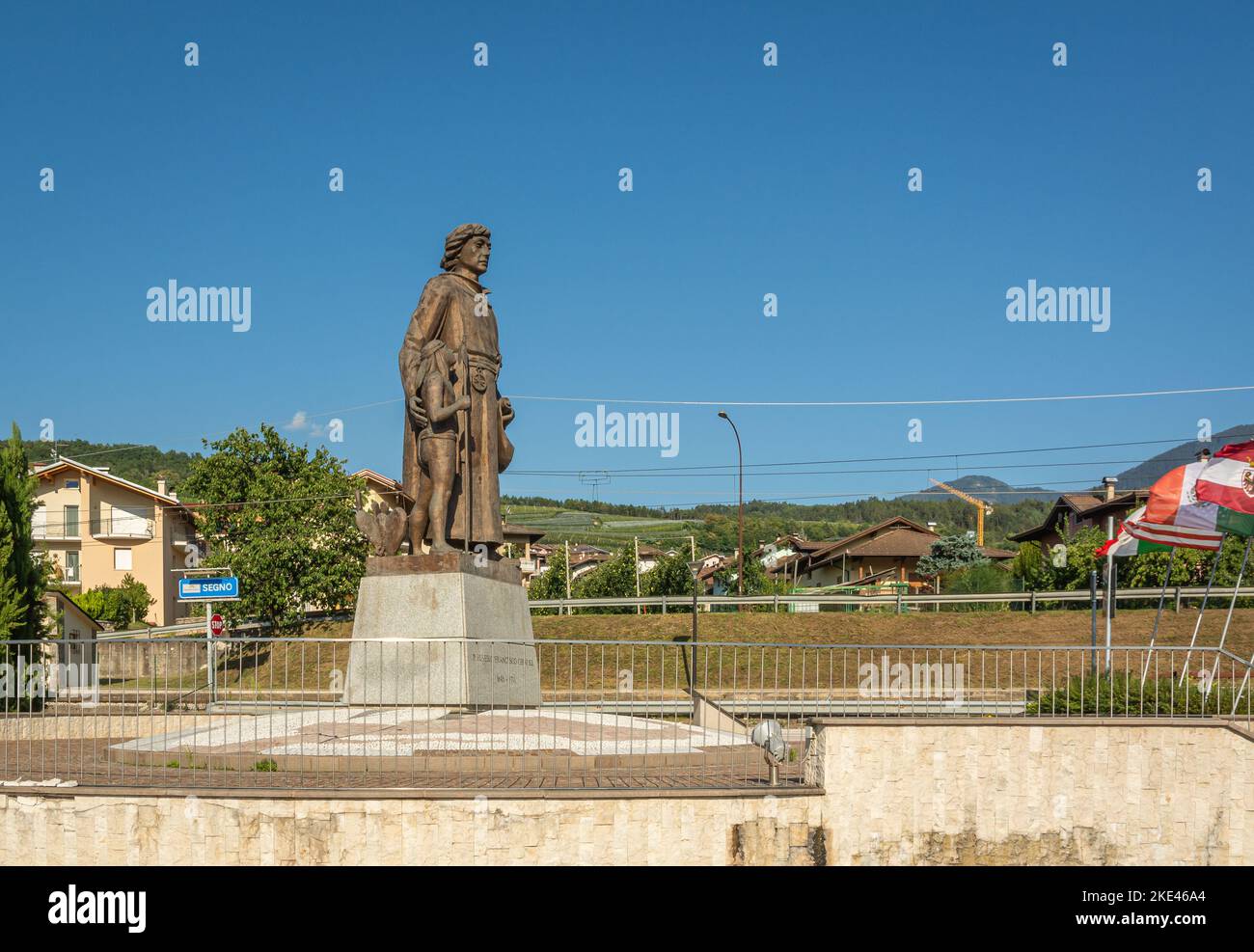 Bronzestatue von eusebio chini -Fotos und -Bildmaterial in hoher ...