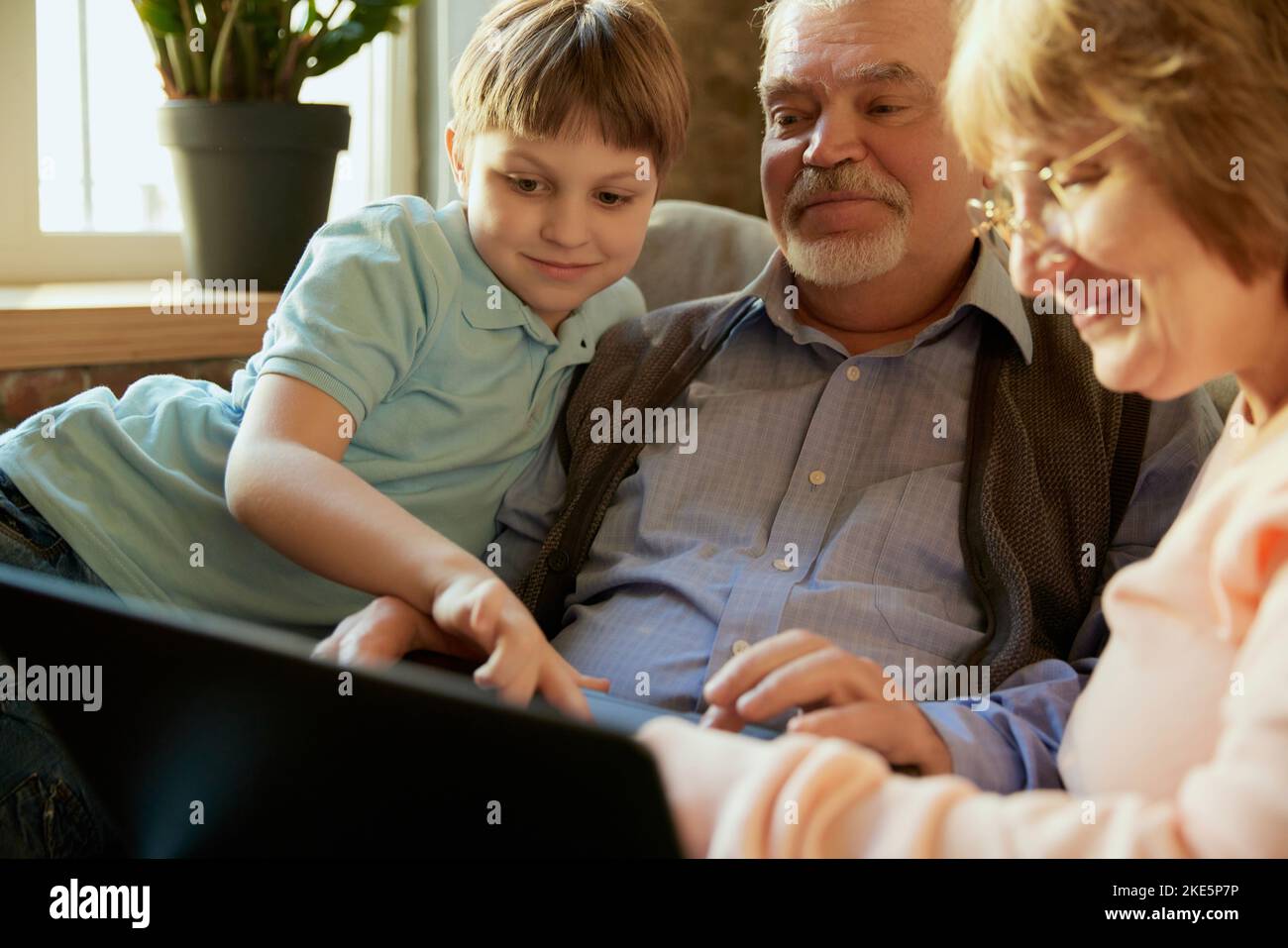 Grossmutter hilfe zeit -Fotos und -Bildmaterial in hoher Auflösung – Alamy