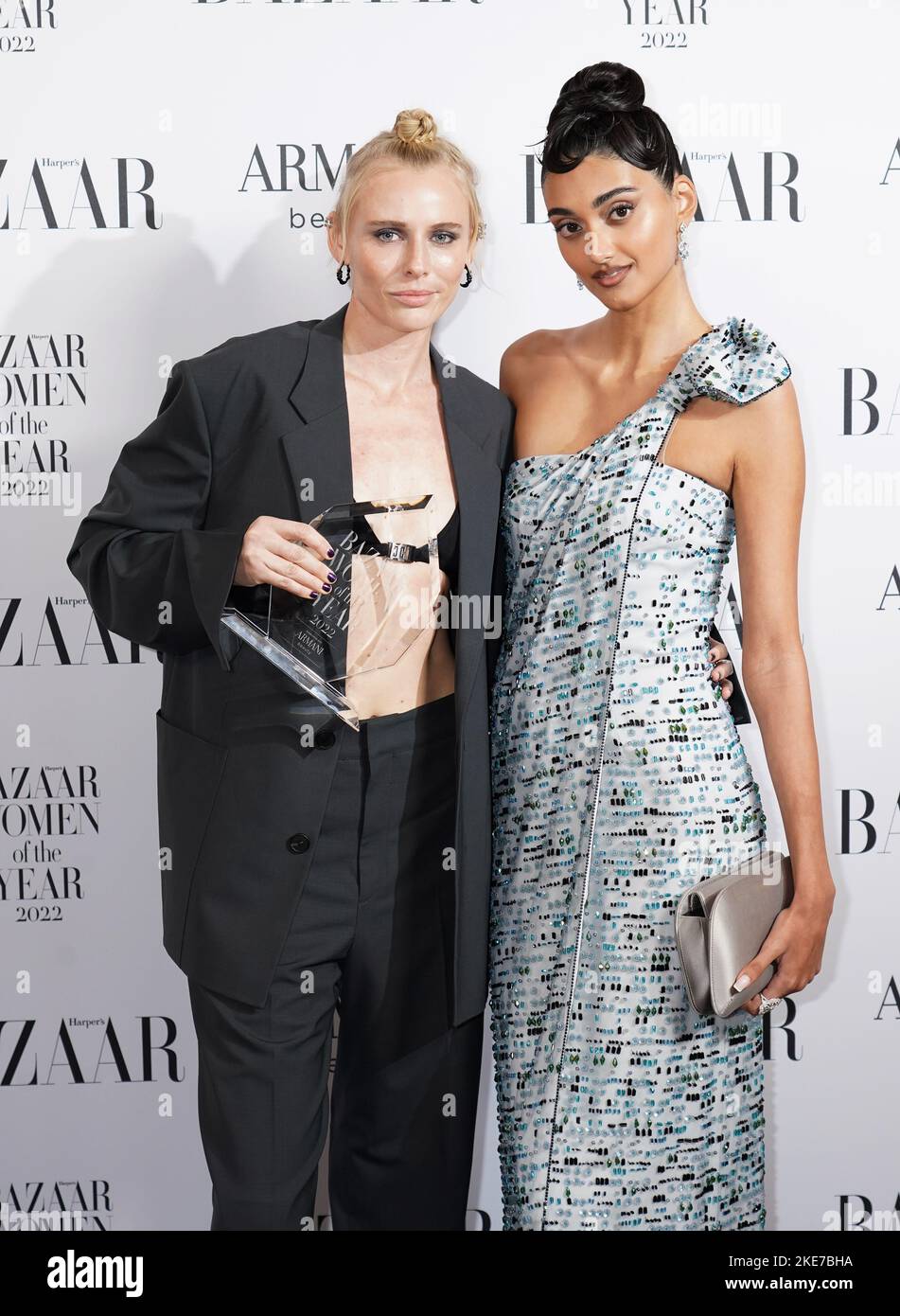 Lauren Wasser mit dem Model Award, verliehen von Neelam Gill, bei den Harper's Bazaar Women of ...