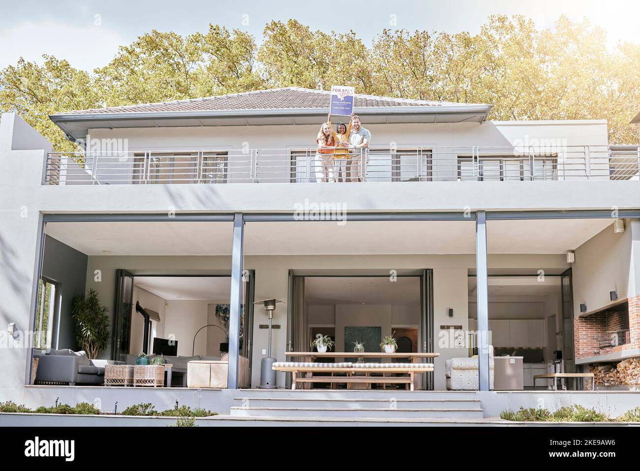 Neues Haus, Grundstücksschild und Immobiliengebäude einer glücklichen ...