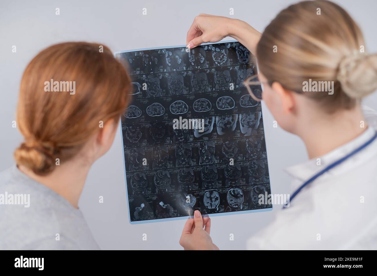 Ärztin erklärt der Patientin die mrt der inneren Organe Stockfotografie ...