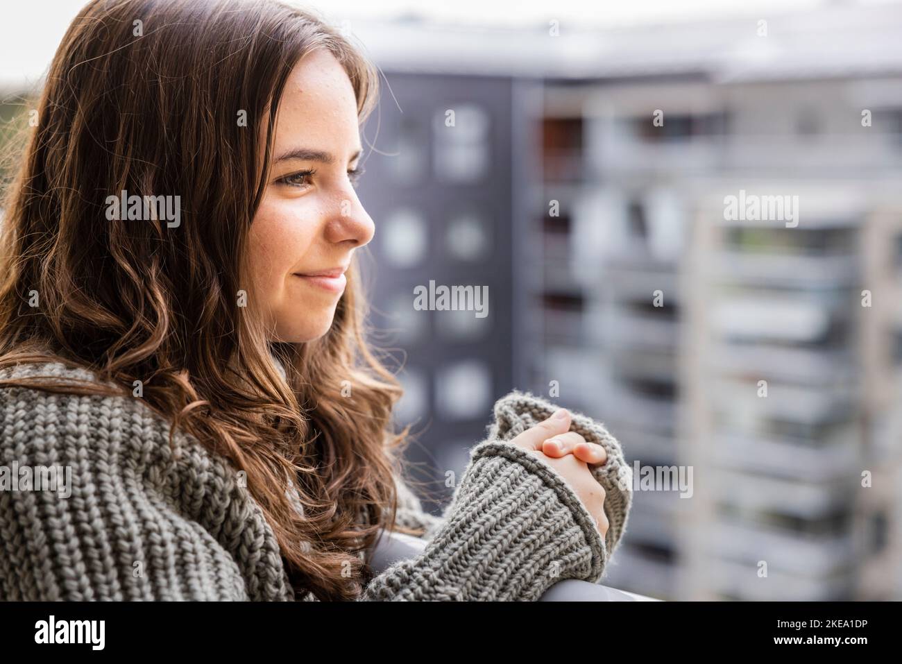 Mädchen aus dem haus -Fotos und -Bildmaterial in hoher Auflösung – Alamy