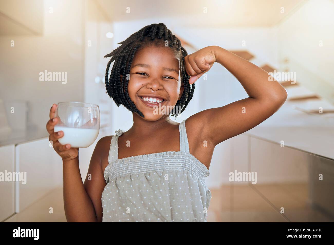 Niño mostrando músculos -Fotos und -Bildmaterial in hoher Auflösung – Alamy