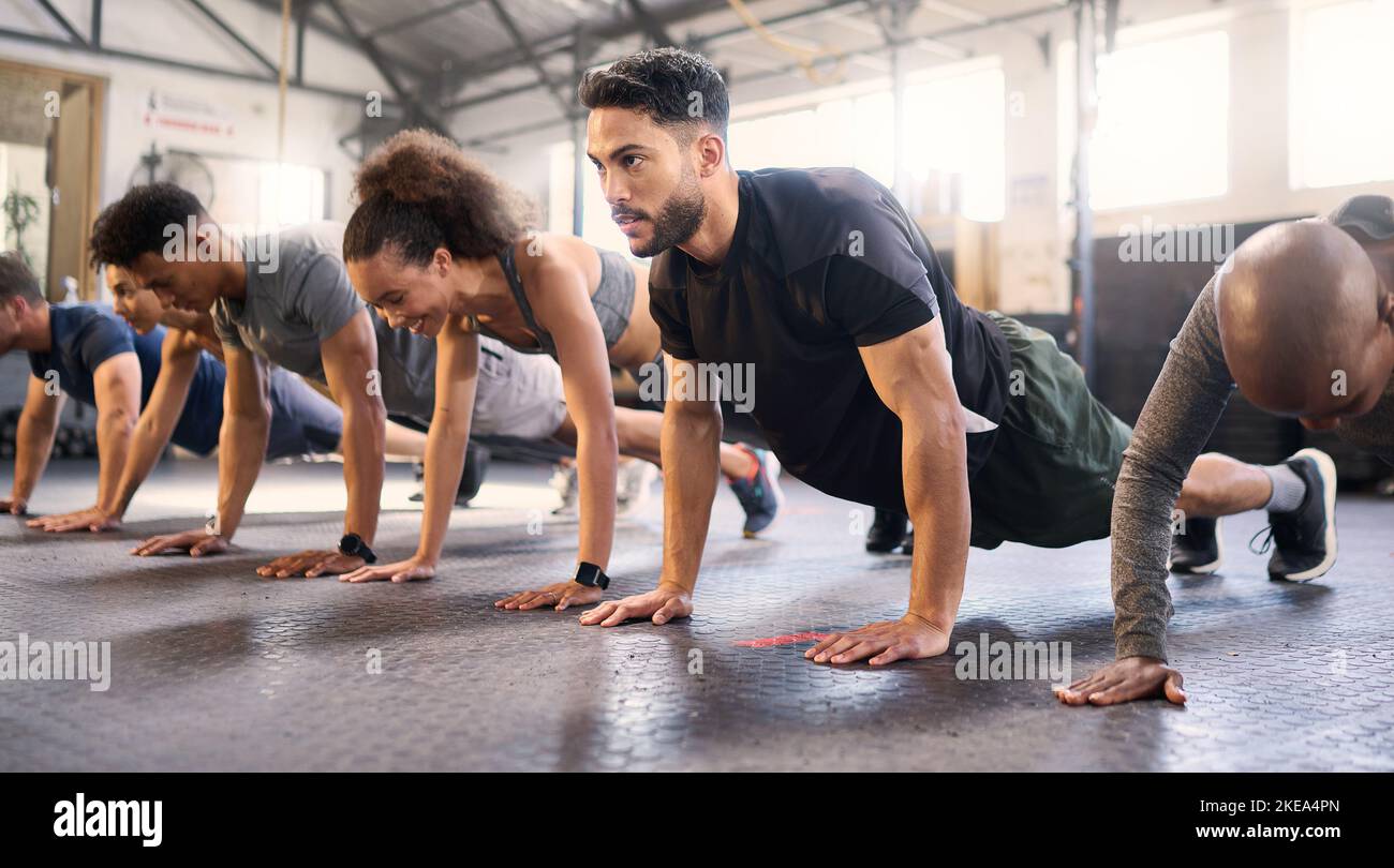 Fitness, Fitness-Studio mit Männern und Frauen tun Brett, stark und ...