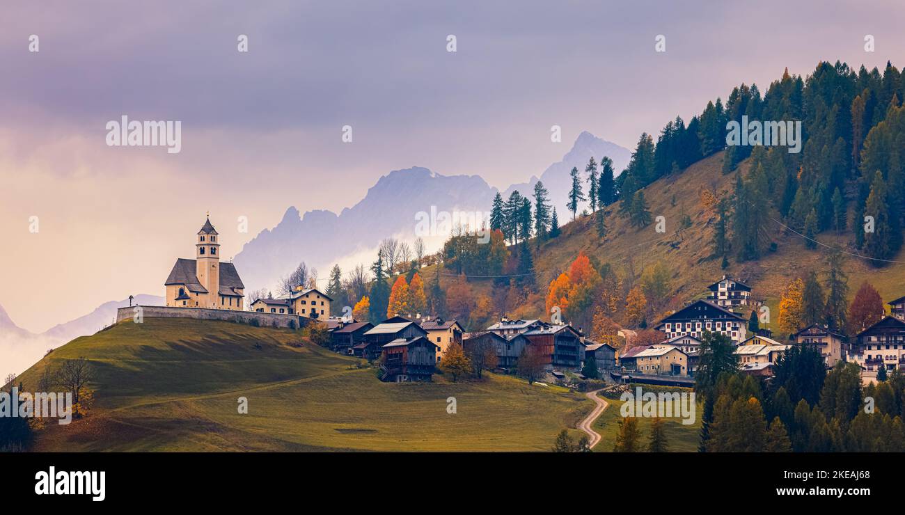 Herbst- und Herbstfarben in Colle Santa Lucia, einem Dorf und einer ...