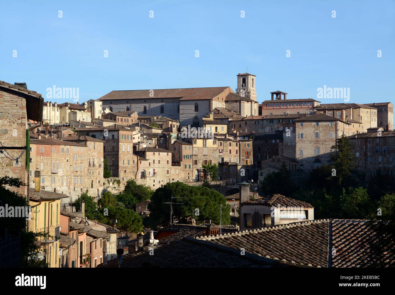 Perugia ist die Hauptstadt der Region Umbrien und liegt auf Hügeln. Es ...