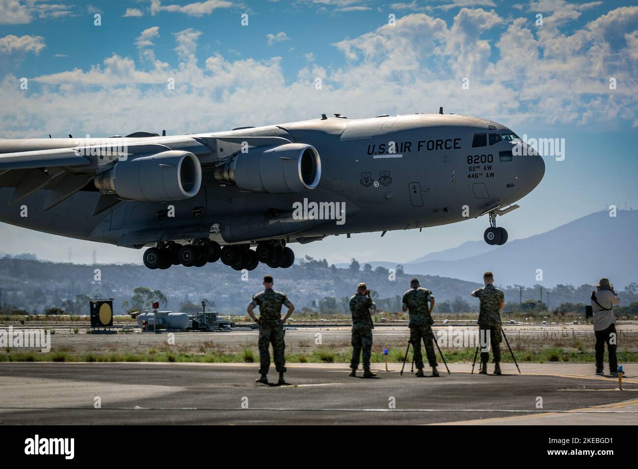 Ein C-17 Globemaster der US Air Force kommt zur Landung auf der Miramar ...