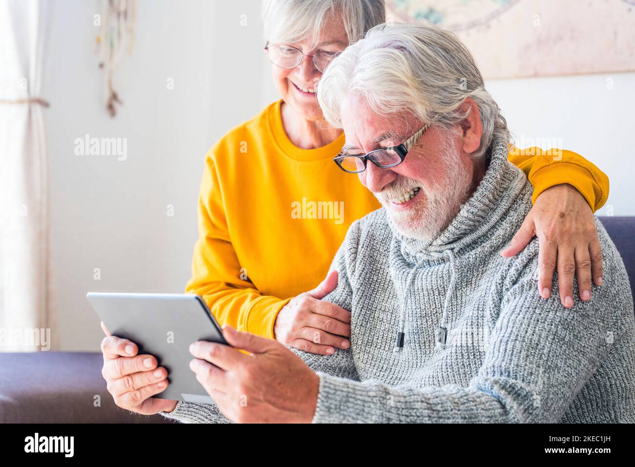 Ein paar von zwei fröhlichen und glücklichen älteren Menschen, die ein ...