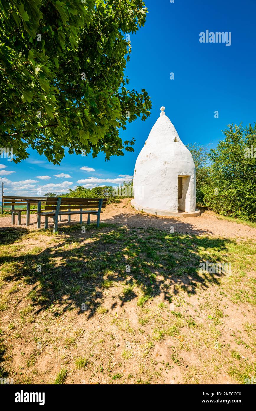 Trullo auf dem Adelberg bei Flonheim in Rheinhessen, in Freischwinger ...
