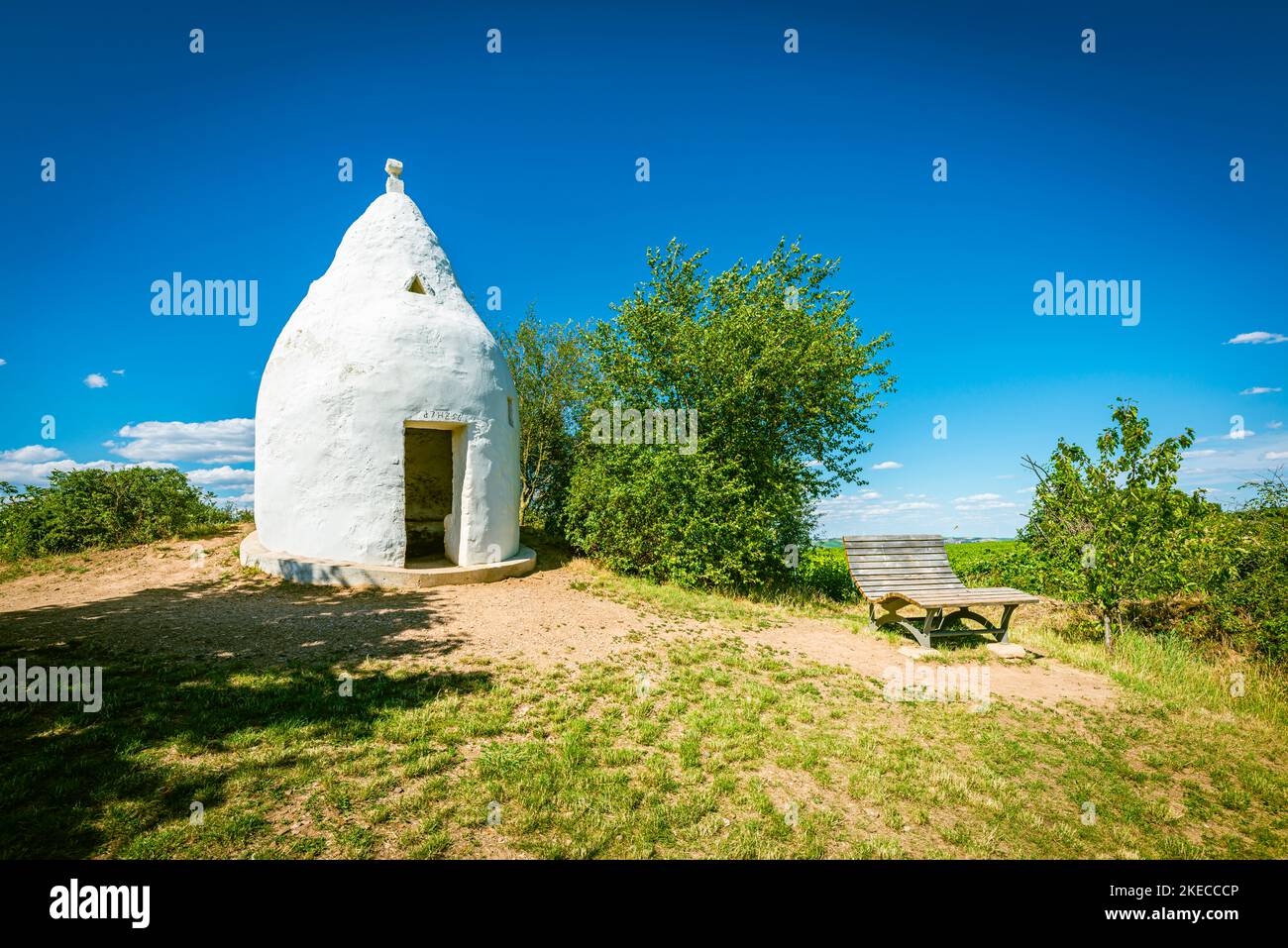 Trullo auf dem Adelberg bei Flonheim in Rheinhessen, in Freischwinger ...