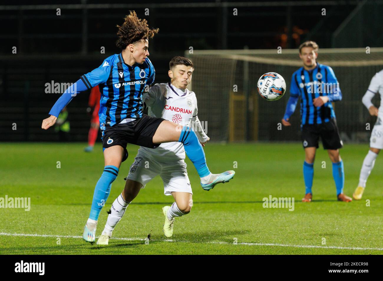 Chemsdine Talbi von Club NXT und Lucas Ferrara von RSCA Futures kämpfen ...