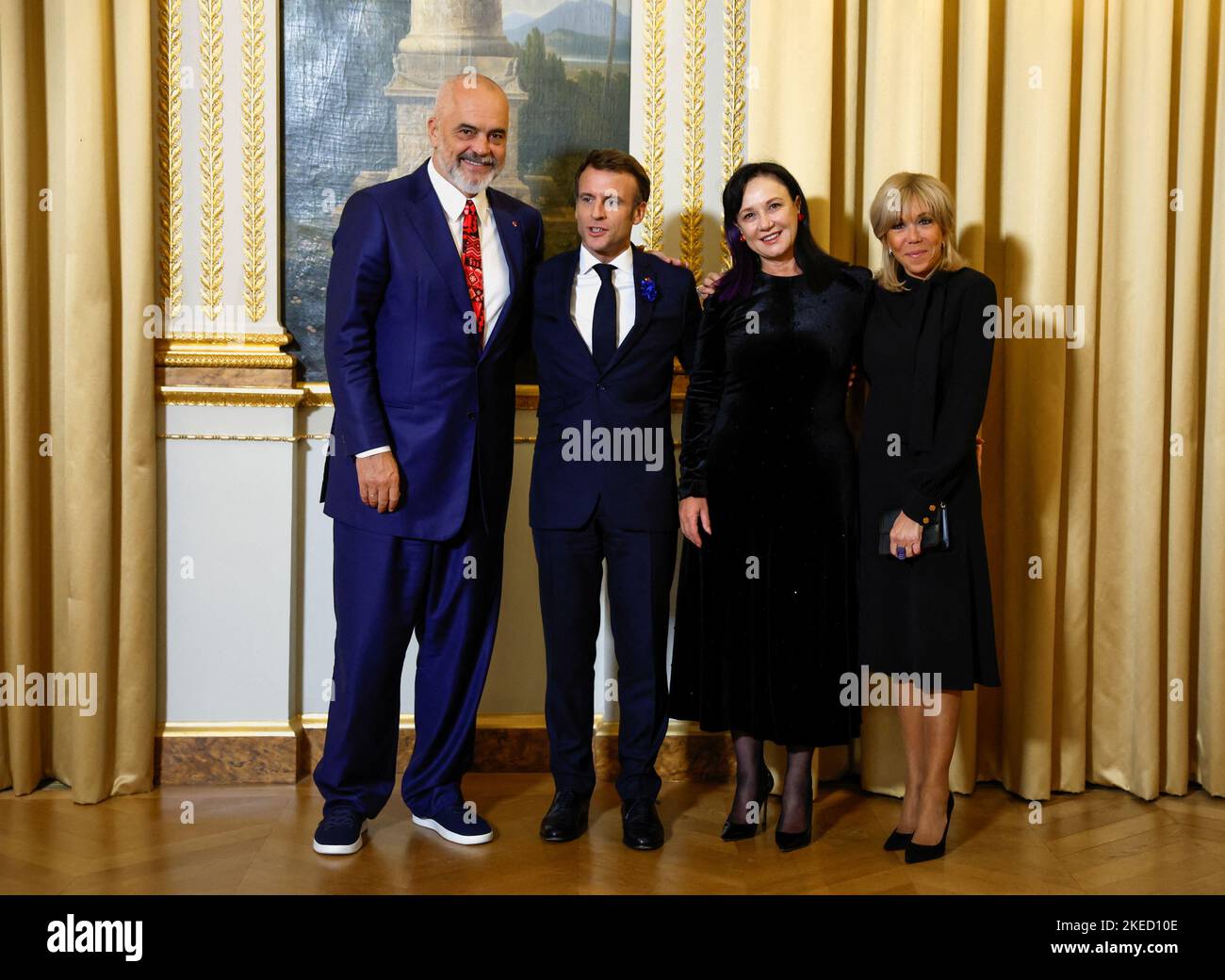 Der französische Präsident Emmanuel Macron posiert neben seiner Frau ...