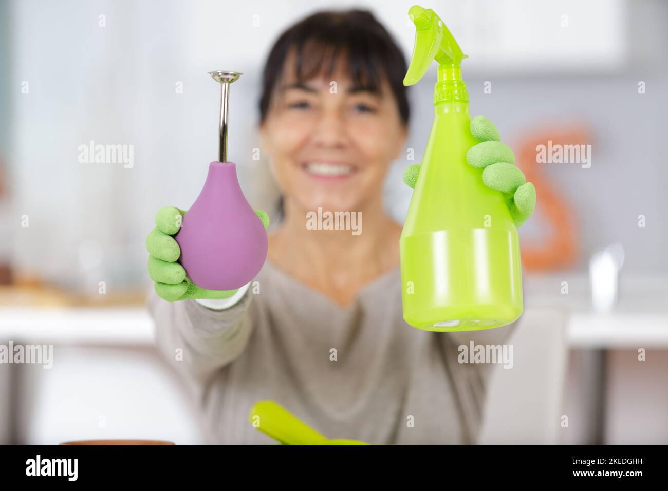 Gummischürze reife frau -Fotos und -Bildmaterial in hoher Auflösung – Alamy