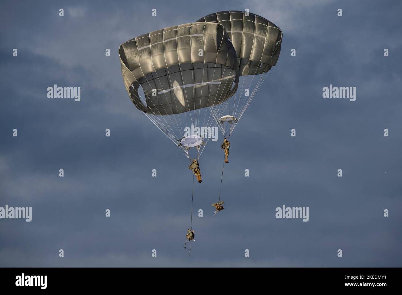 Fallschirmjäger der US-Armee, die dem Bataillon 2., dem Parachute Field ...
