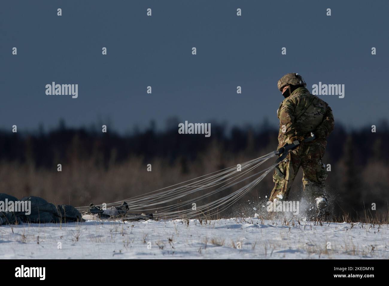 Ein Fallschirmjäger der US-Armee, der dem Bataillon 2., dem Parachute ...