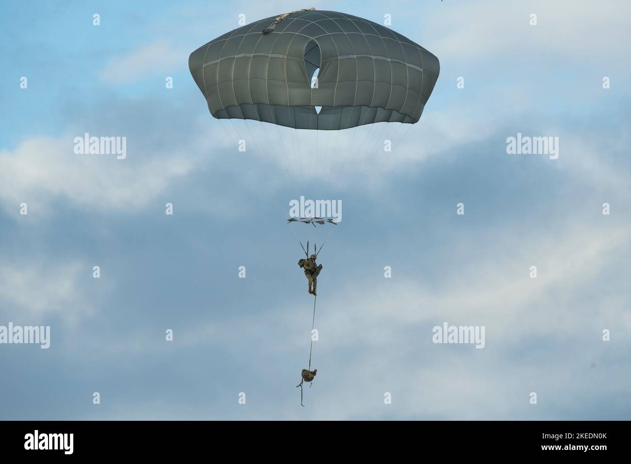 Ein Fallschirmjäger der US-Armee, der dem Bataillon 2., dem Parachute ...