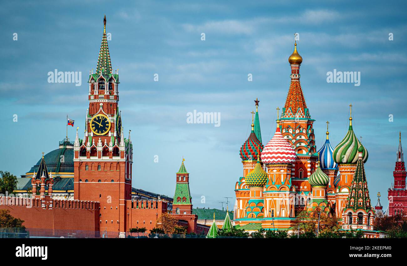 Moskauer Kreml und Basilius-Kathedrale, Russland. Schönes Panorama der ...