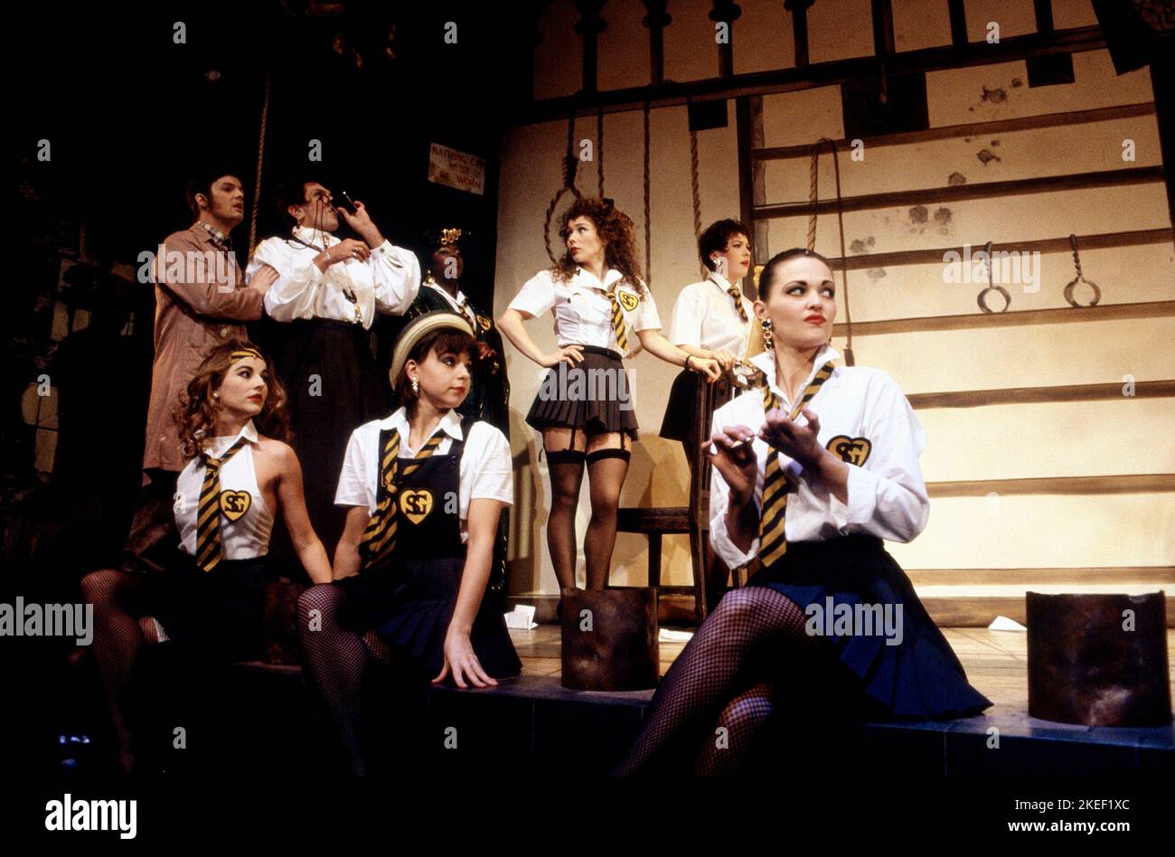 Hinten: Mark White (Fred), Tony Monopoly (Dorothy Hyman), Jayne Collins ...