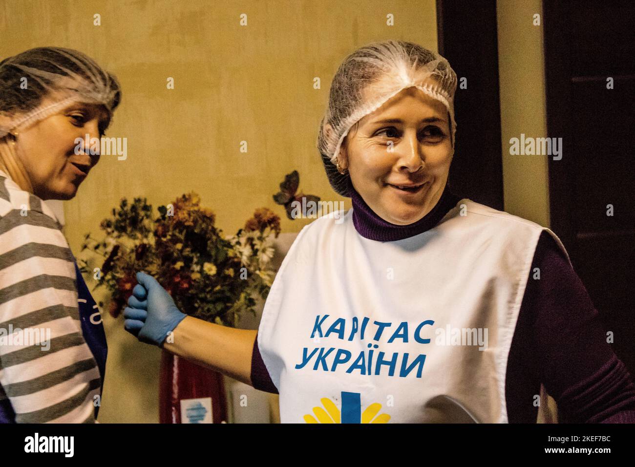 Freiwillige, die in der Küche des Flüchtlingszentrums der Caritas Dnipro arbeiten. Caritas ...