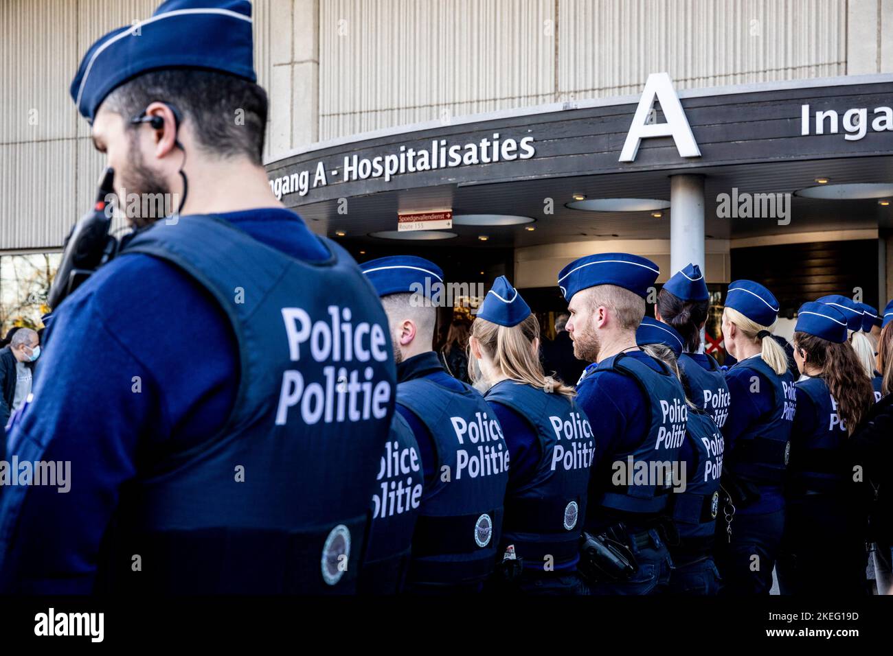 Die Abbildung zeigt einen Wächter des Huhns für den Polizisten, der am ... Die Abbildung zeigt einen Wächter des Huhns für den Polizisten, der am ...