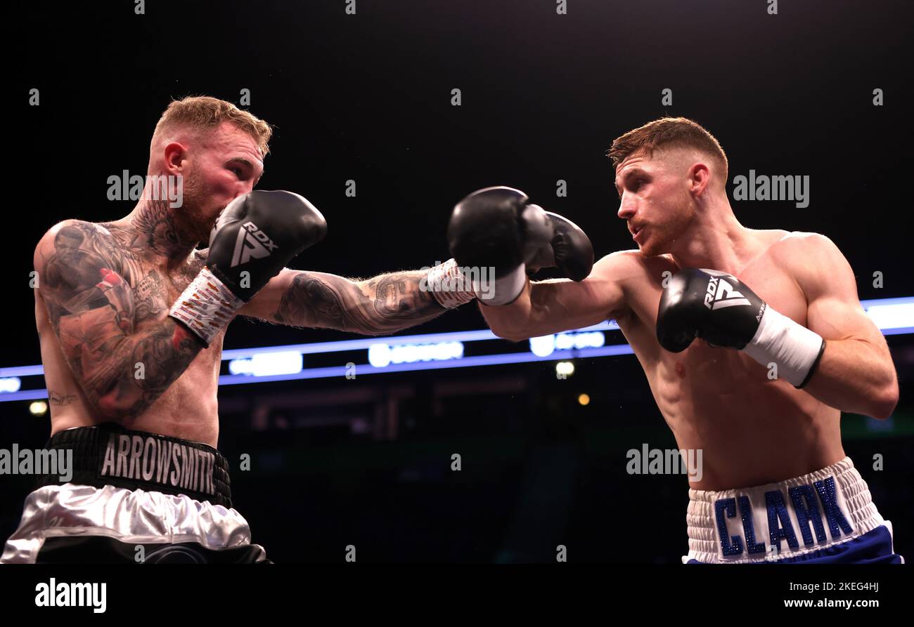 Dale Arrowsmith (links) trifft Clark Smith im Schweißergewichtsbout in ...