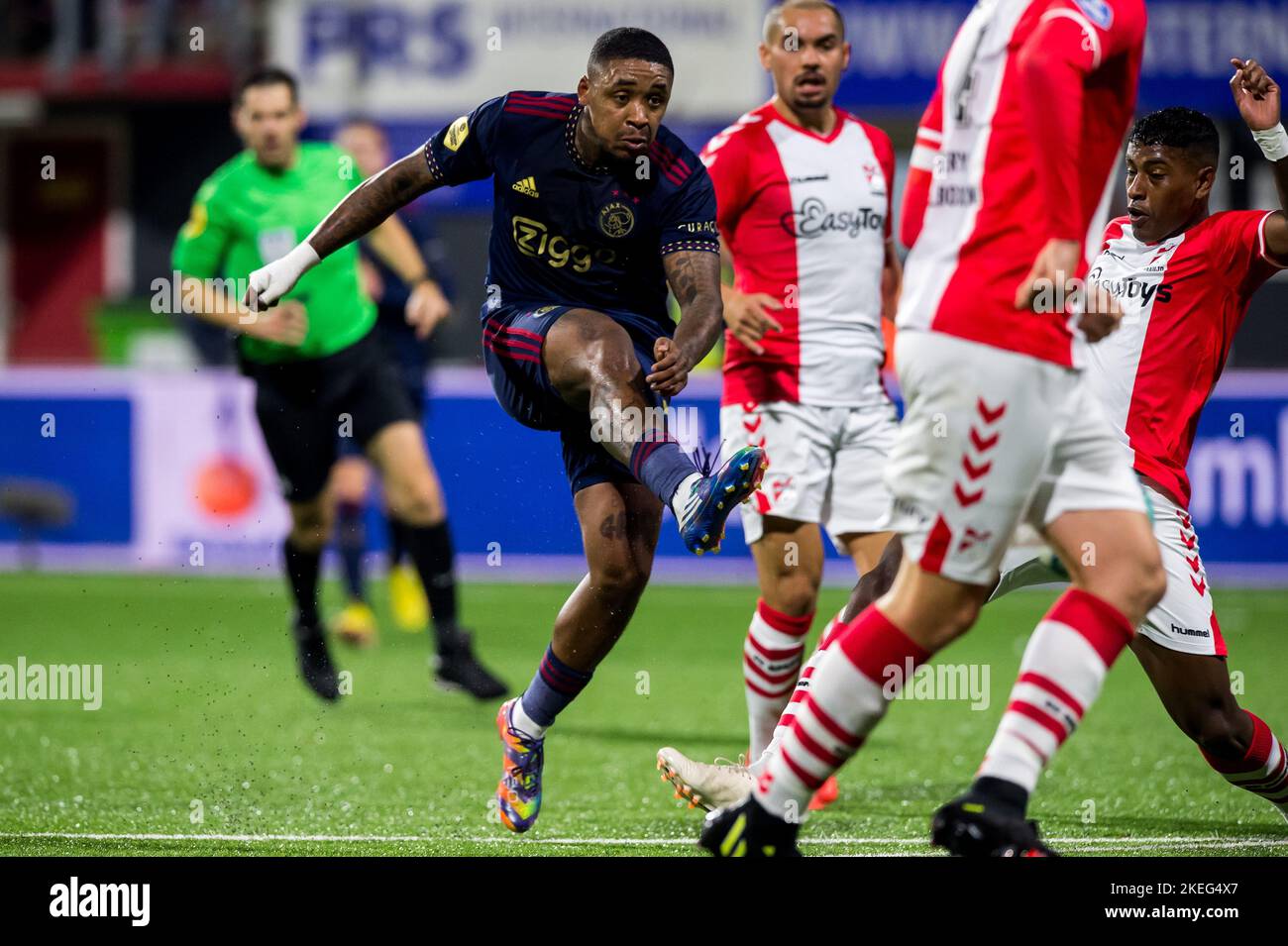 EMMEN - Steven Bergwijn von Ajax erzielt die 1-3 während des ...