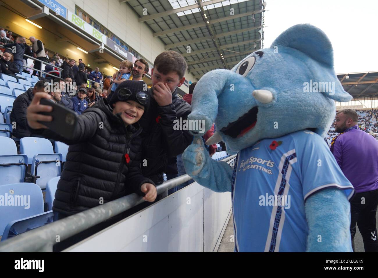 Coventry citys maskottchen sam mit coventry city fans -Fotos und ...